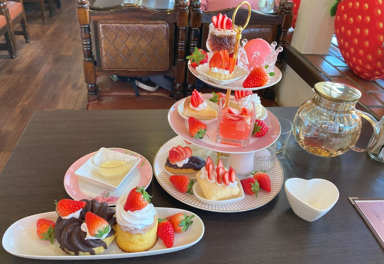 【山梨・cafe luce】モリモリ苺のアフタヌーンティーに行ってみた！ | ソロ活女子のキュンとするスイーツ